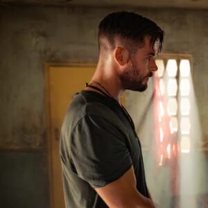 The Tyler Rake Haircut: Achieving Chris Hemsworth's Bold Style From ...